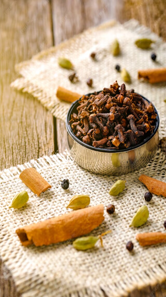 Cloves Health Benefits: ପ୍ରତିଦିନ ଲବଙ୍ଗ ଚୋବାଇଲେ ମିଳିଥାଏ ଏହି ୧୦ ଚତ୍ମକାରୀ ଲାଭ